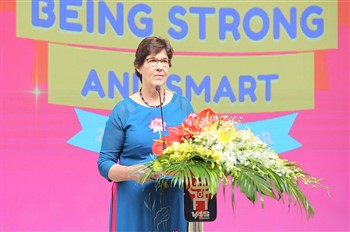 Cô Rowena Barnett: “Hãy biết đứng về lẽ phải trong mọi tình huống”